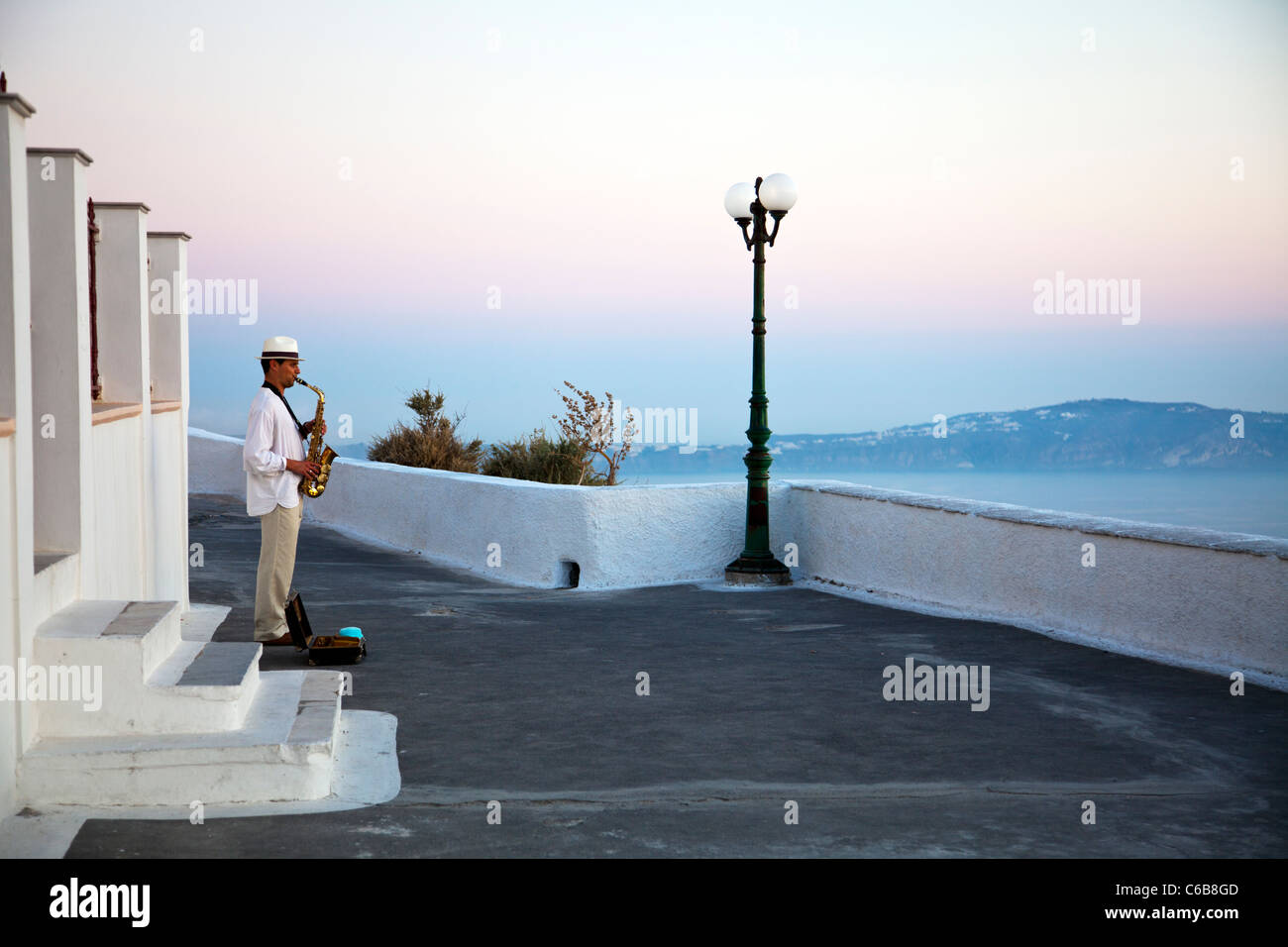 Saxophonist playing outside hi-res stock photography and images - Alamy