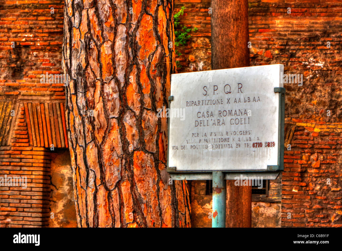 Spqr roman hi-res stock photography and images - Alamy