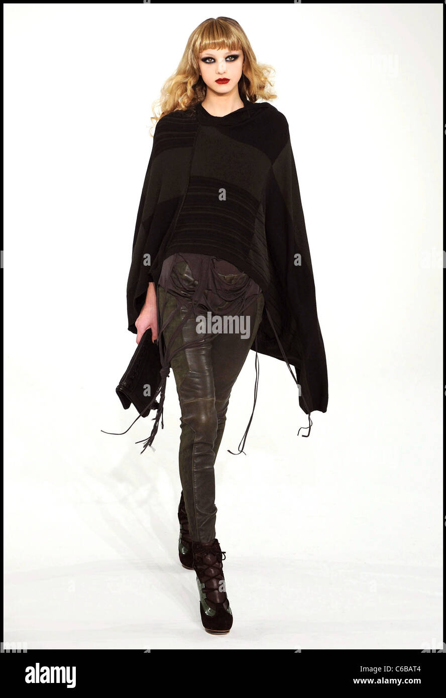 Model Mercedes-Benz IMG New York Fashion Week Fall 2010 - Gwen Stefani ...
