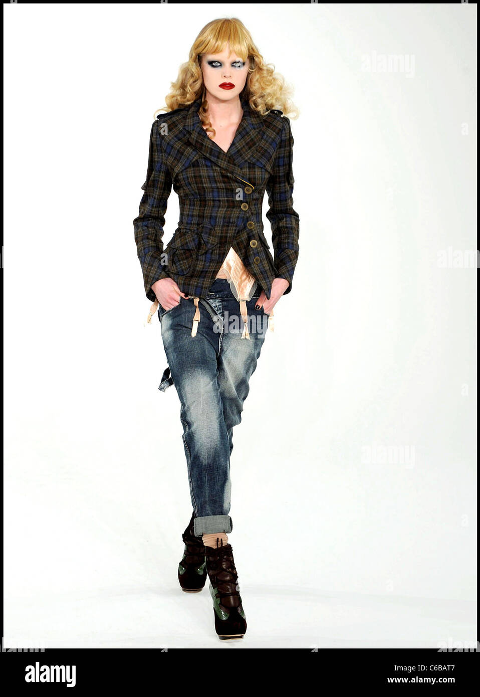 Model Mercedes-Benz IMG New York Fashion Week Fall 2010 - Gwen Stefani ...