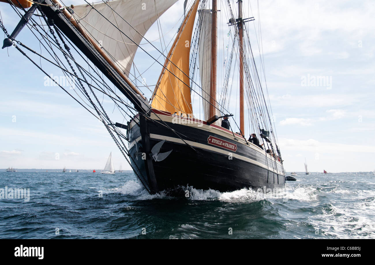 Etoile de France : topsail schooner with wooden hull, maritime festival ...