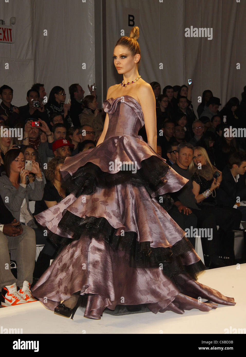 Model Mercedes-Benz IMG New York Fashion Week Fall 2010 - Venexiana by ...