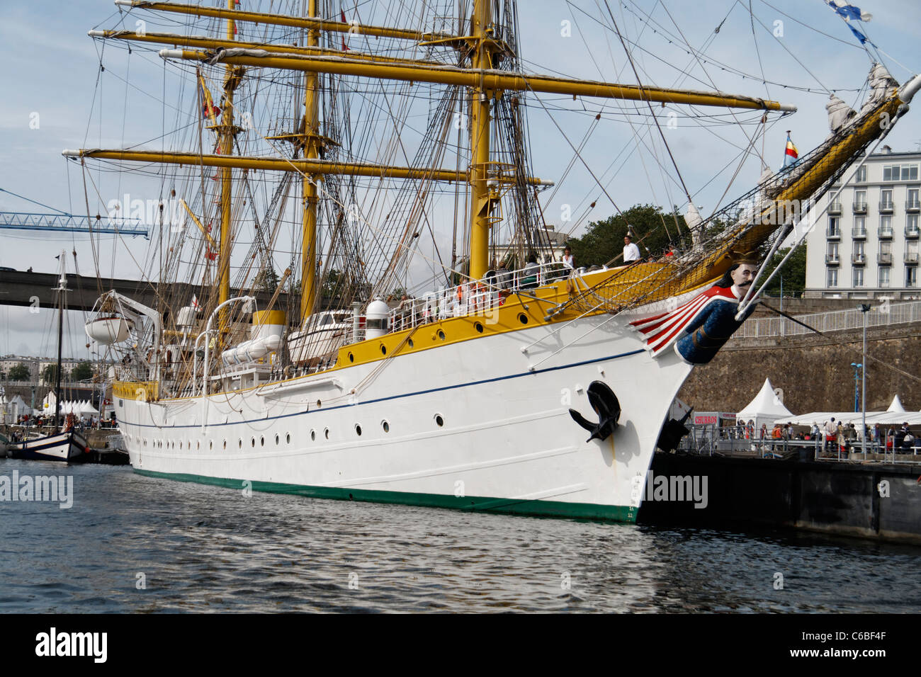 Three masted ships hi-res stock photography and images - Alamy