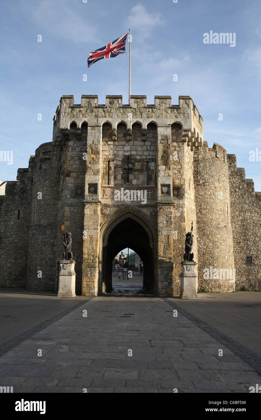 Southampton city walls castle gate hi-res stock photography and images ...