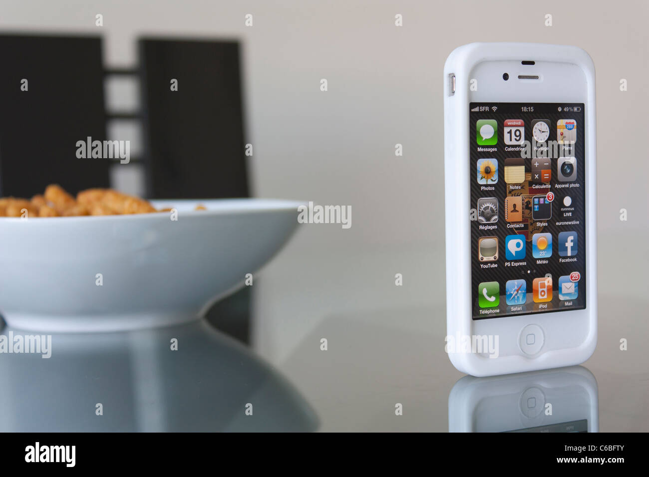 White Apple phone iphone 4 on desk Stock Photo - Alamy