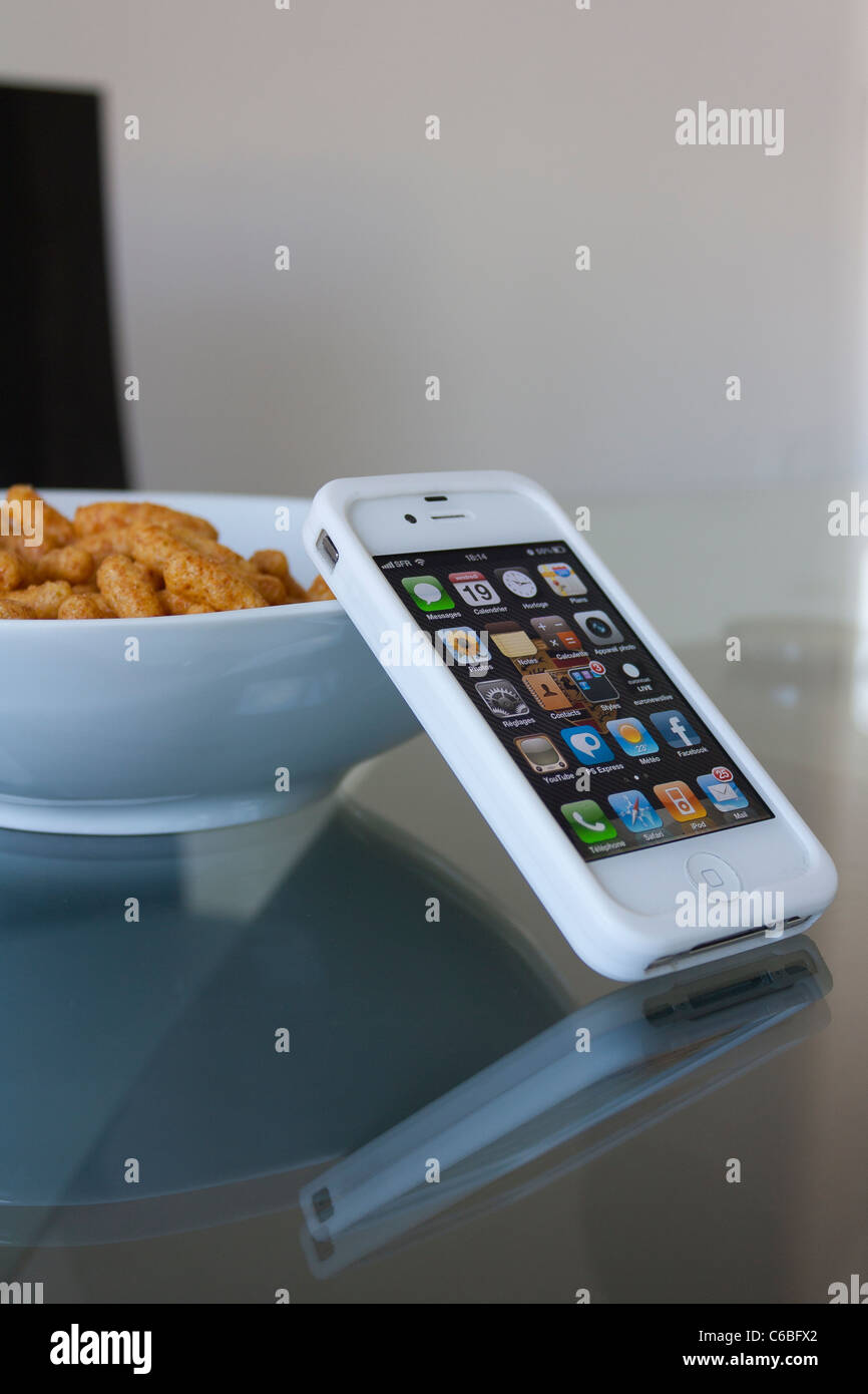 White Apple phone iphone 4 on desk Stock Photo - Alamy