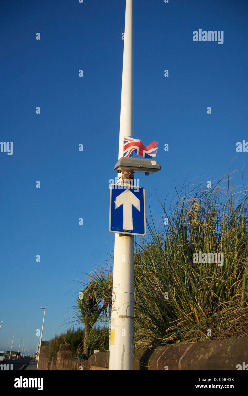 Up sign and Union Jack flag on a lamp post against a blue sky Stock ...