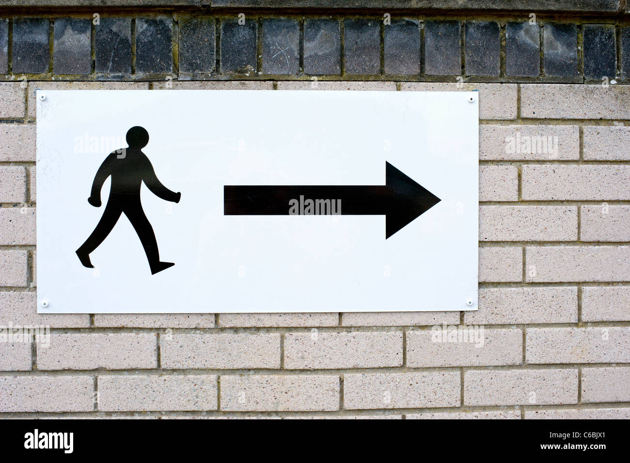 Sign directing pedestrians Stock Photo - Alamy
