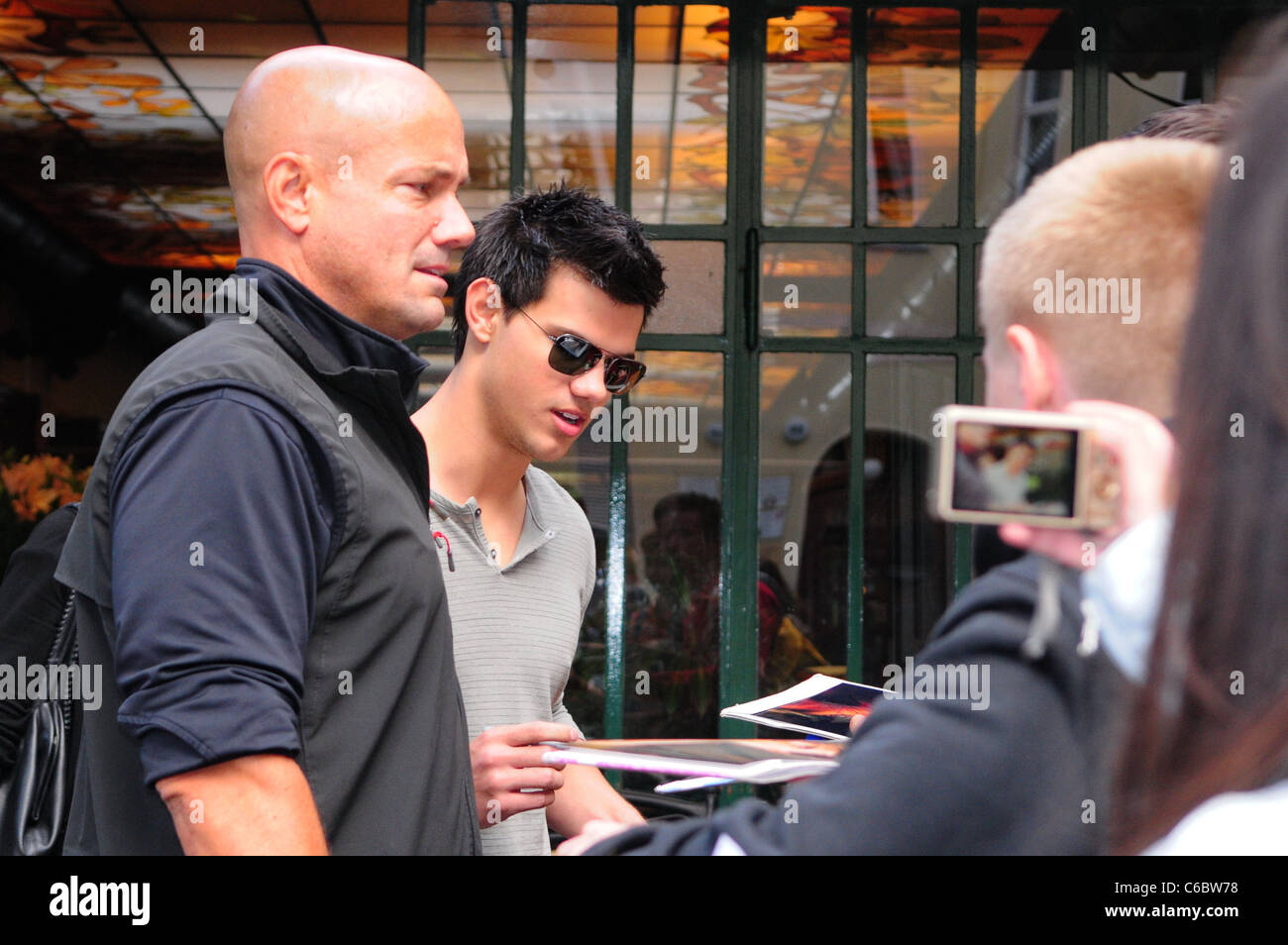 Taylor Lautner signing autographs and posing with fans whilst leaving ...