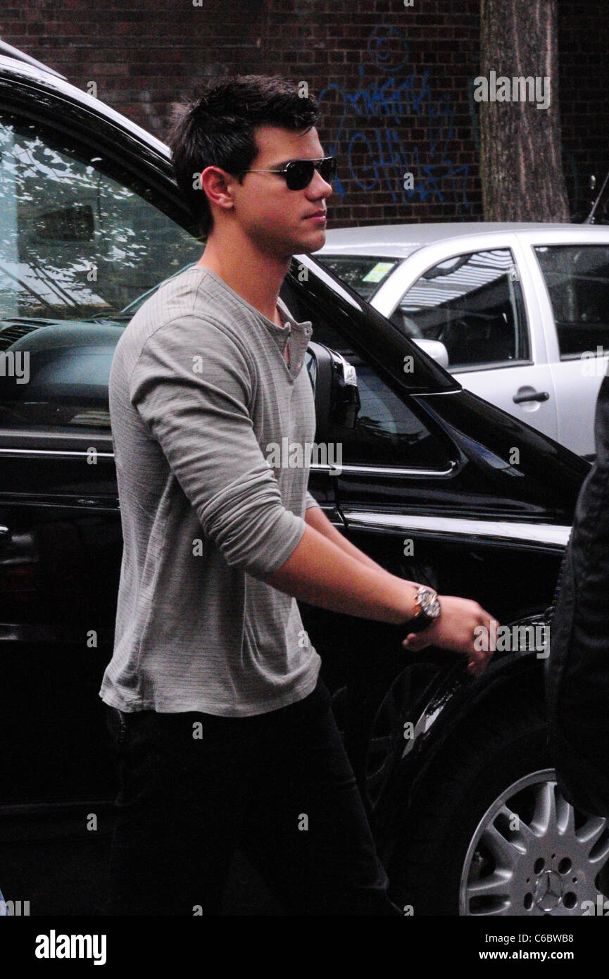 Taylor Lautner arriving at Zillemarkt at Savignyplatz in Charlottenburg ...