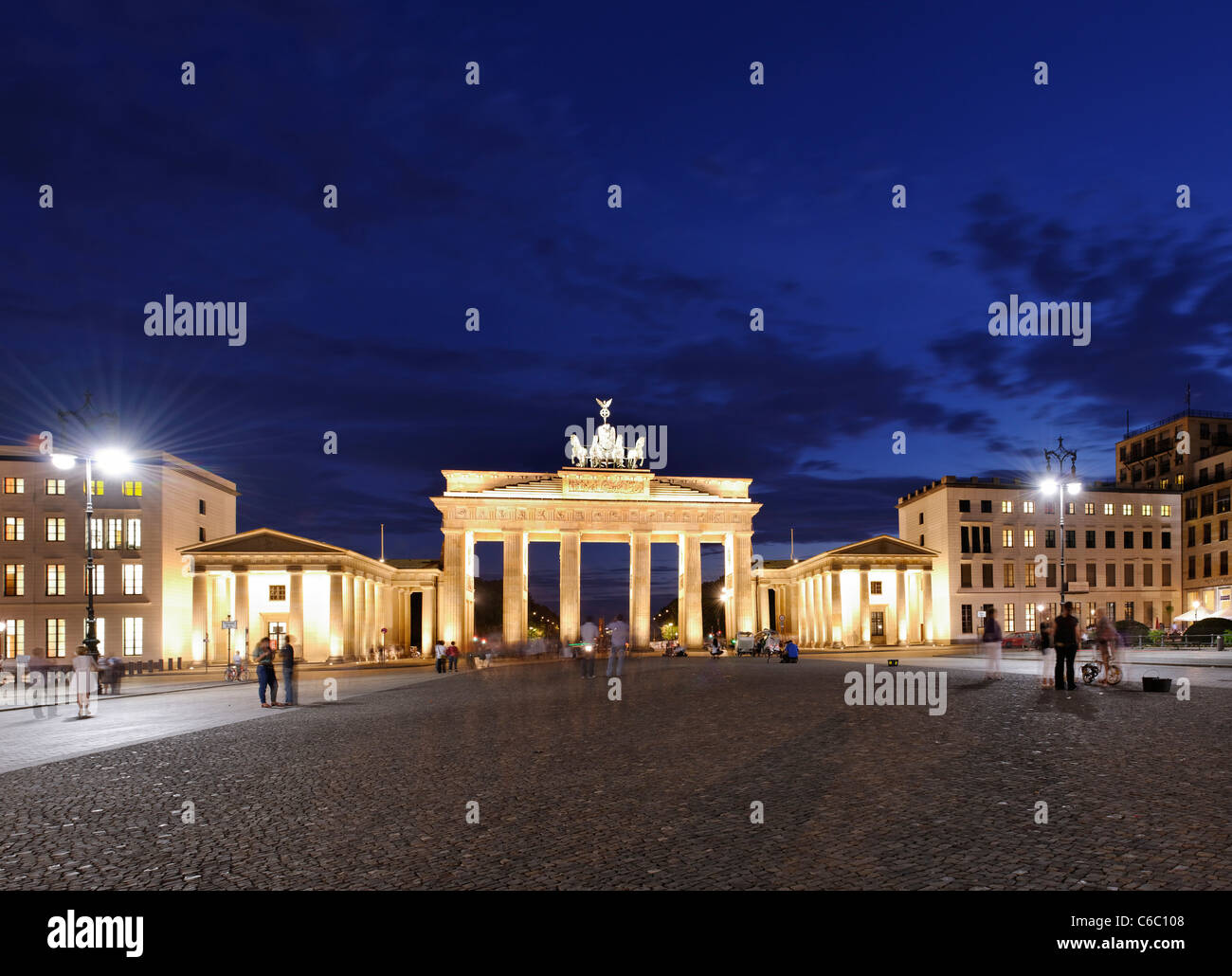 Pariser Platz square, the Brandenburg Gate, Regierungsviertel district ...