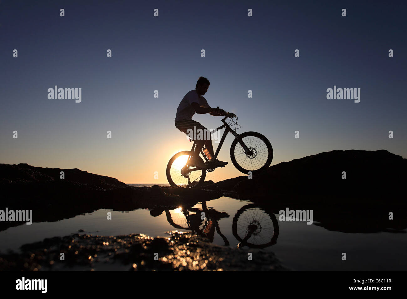Bike silhouette and sunset hi-res stock photography and images - Alamy
