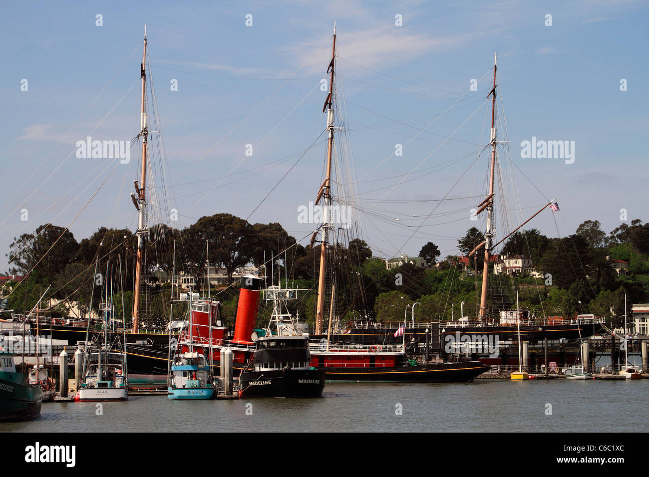 San Francisco - Harbour - Sailing ship Balclutha behind, steam tug ...
