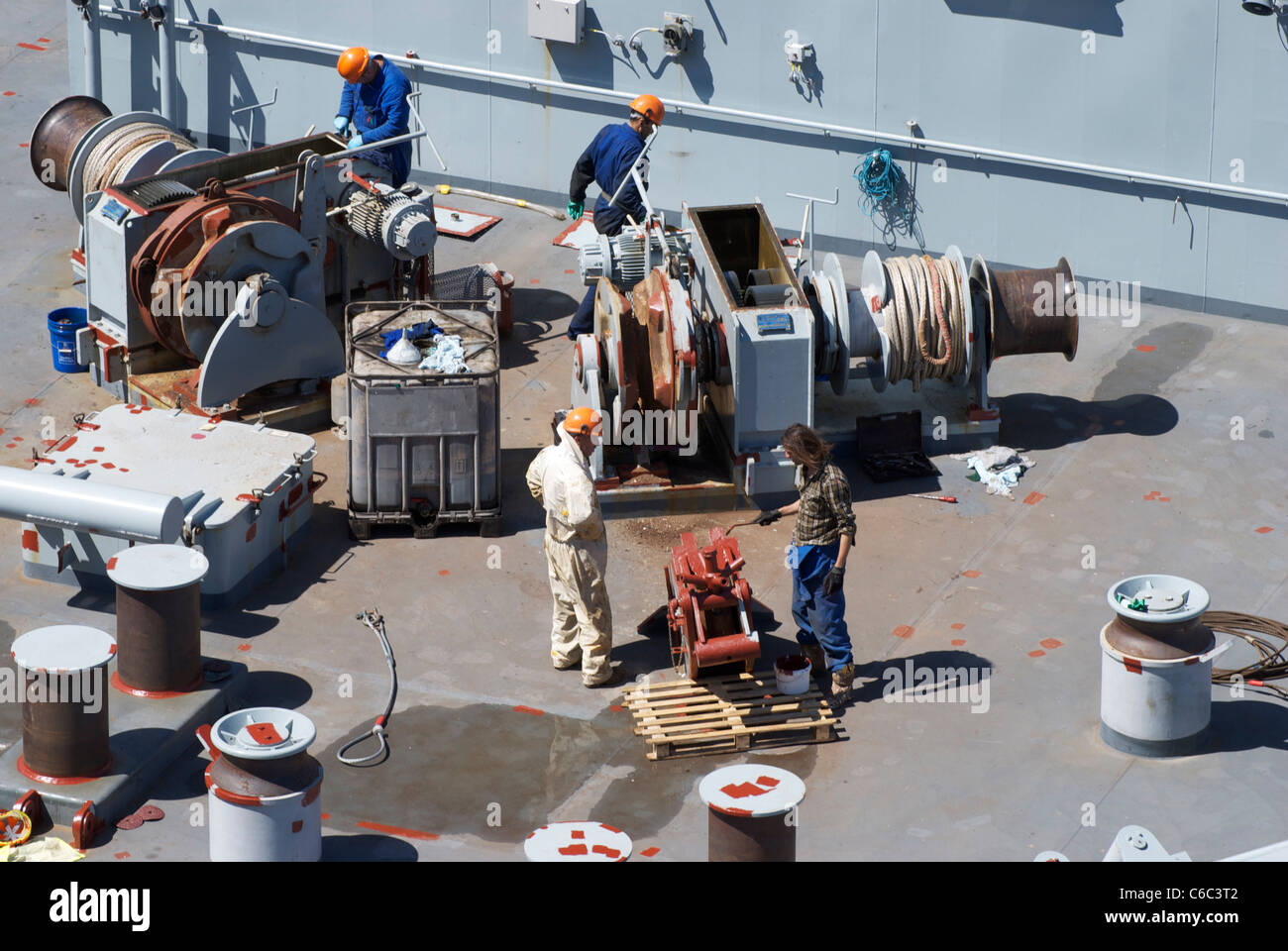 Ship workers hi-res stock photography and images - Alamy