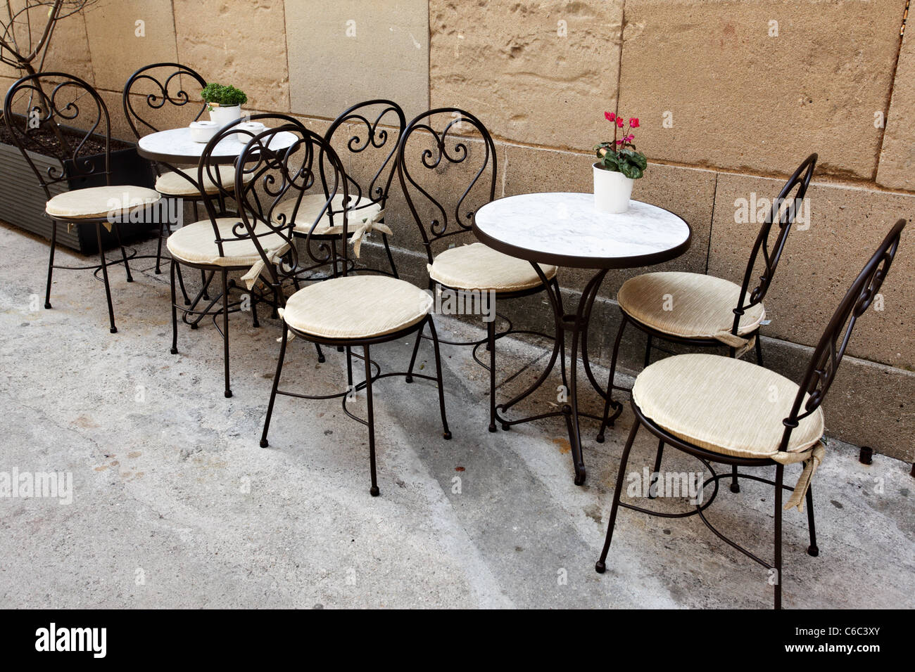 Outdoor cafe tables hi-res stock photography and images - Alamy