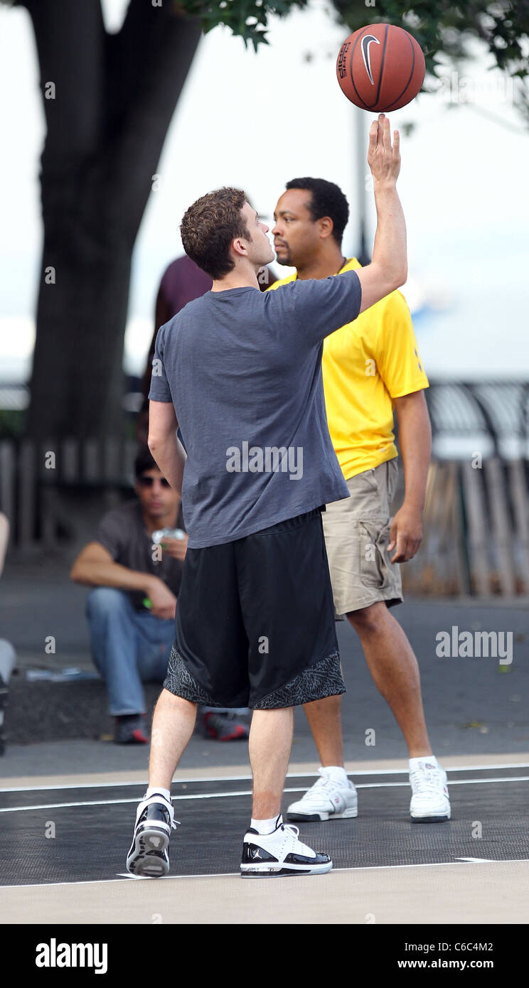 Justin Timberlake plays basketball on the set of the new film 'Friends ...