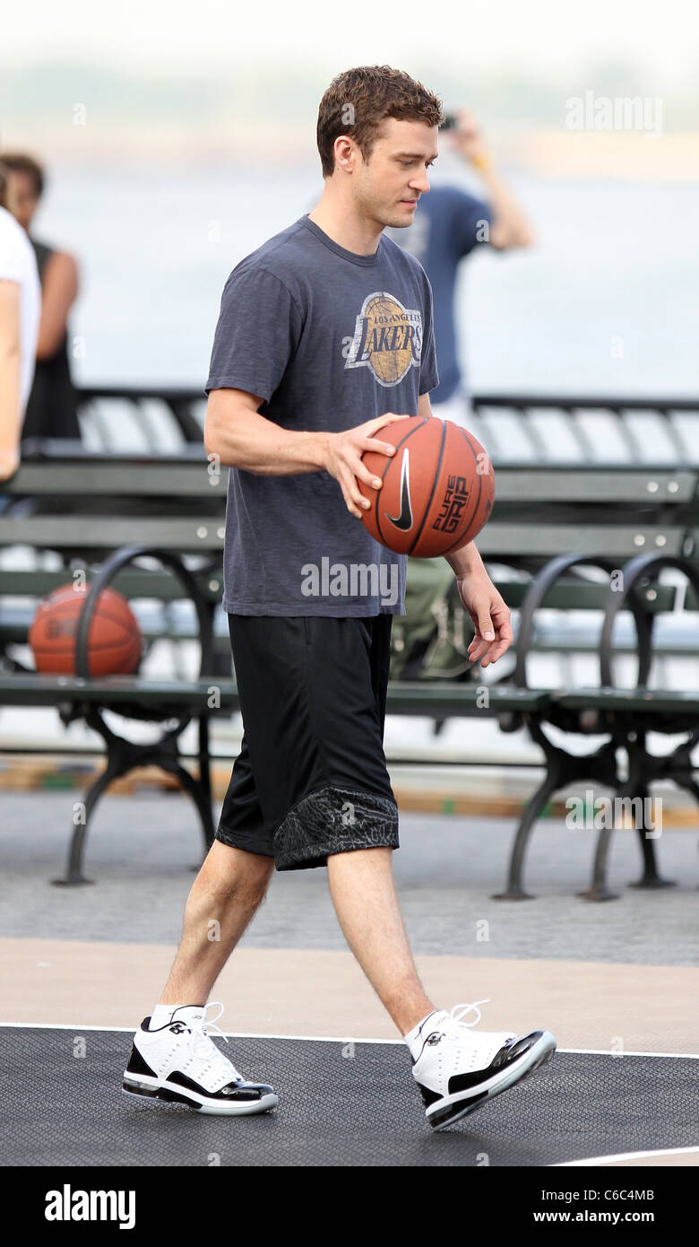 Justin Timberlake plays basketball on the set of the new film 'Friends ...