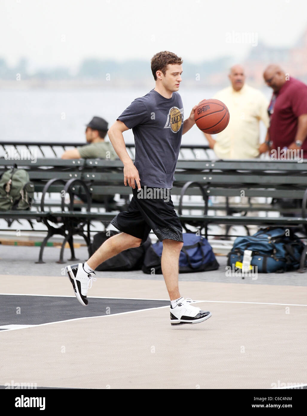 Justin Timberlake plays basketball on the set of the new film 'Friends ...