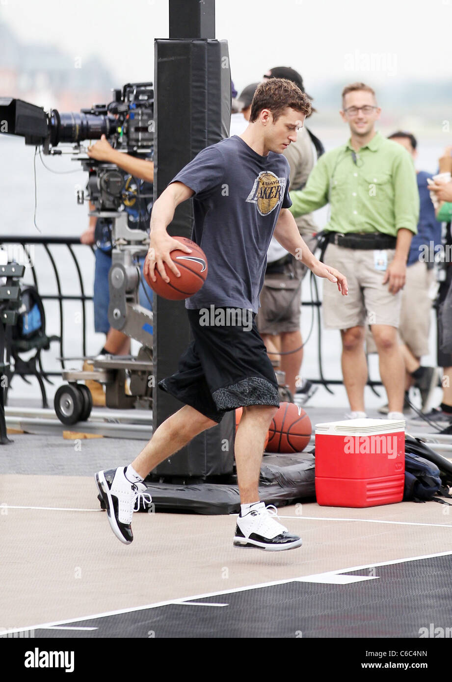 Justin Timberlake plays basketball on the set of the new film 'Friends ...