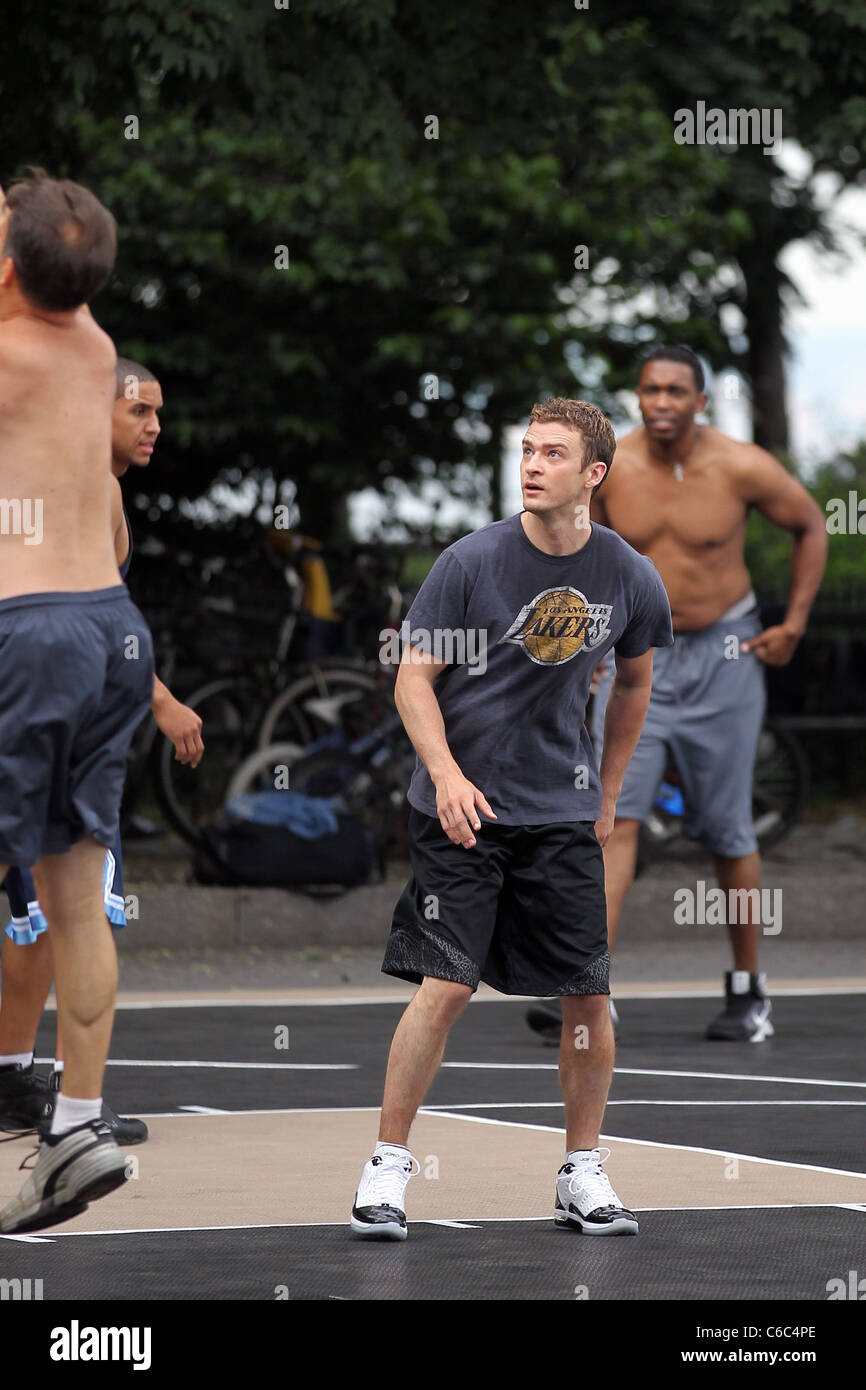Justin Timberlake plays basketball on the set of the new film 'Friends ...