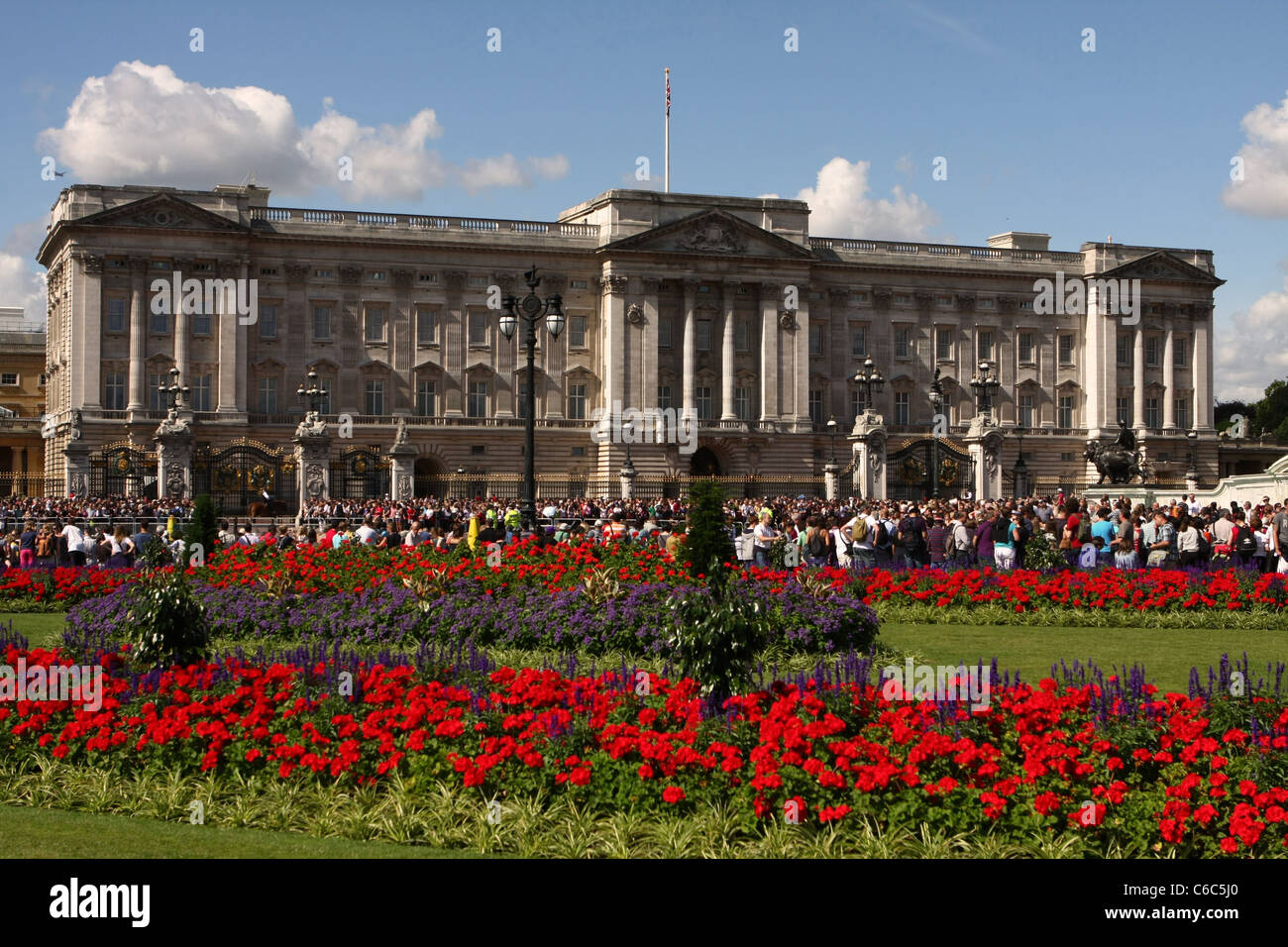 Buckingham palace side view hi-res stock photography and images - Alamy