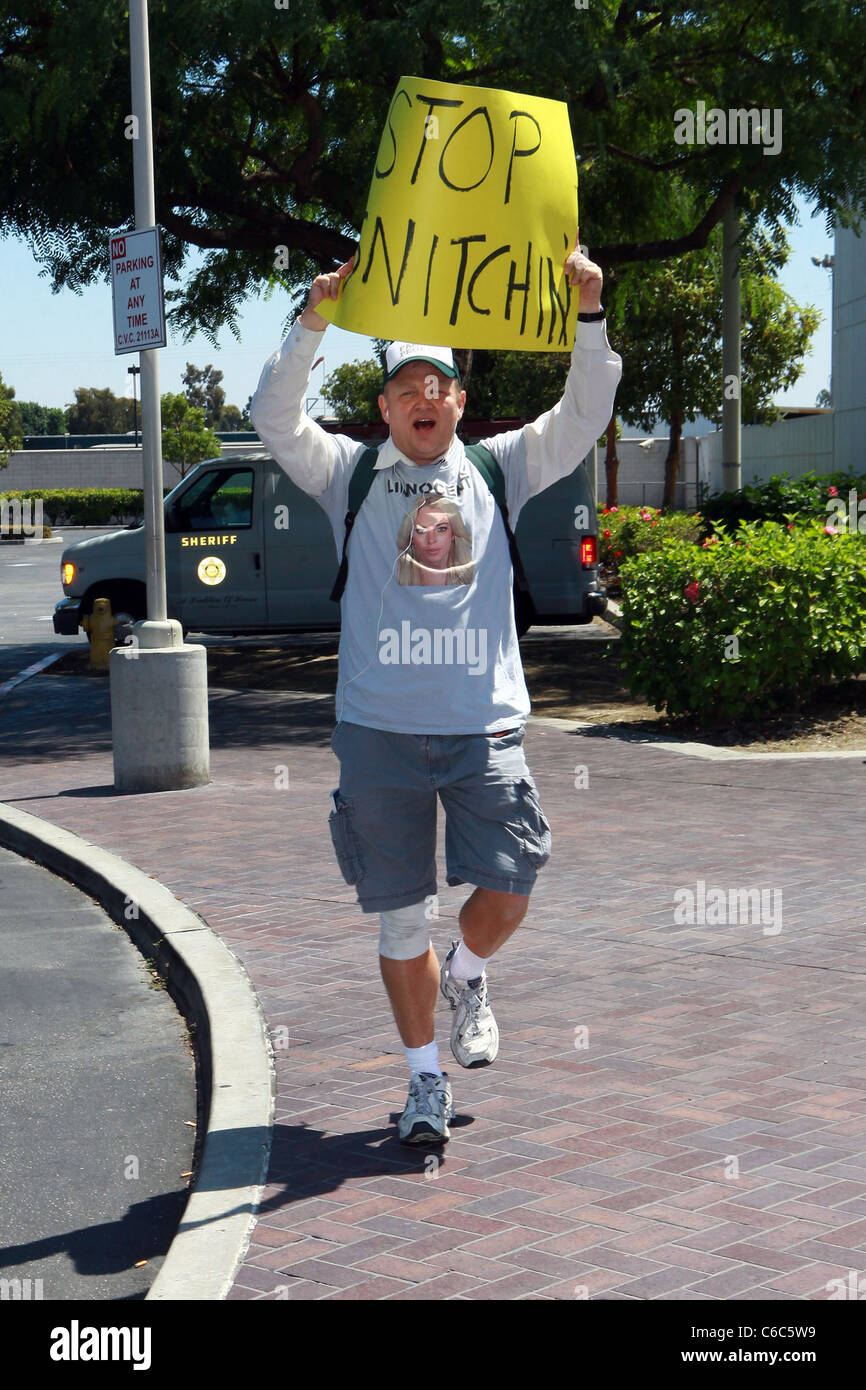 Jake Byrd protests Lindsay Lohan's incarceration outside Lynwood ...