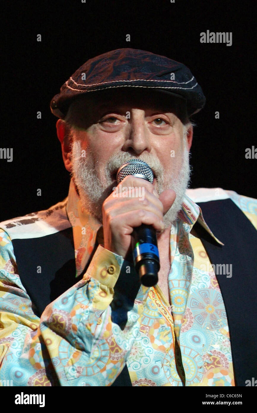 Howard 'Eddie' Kaylan of the Turtles performs at Hard Rock Cafe as part ...