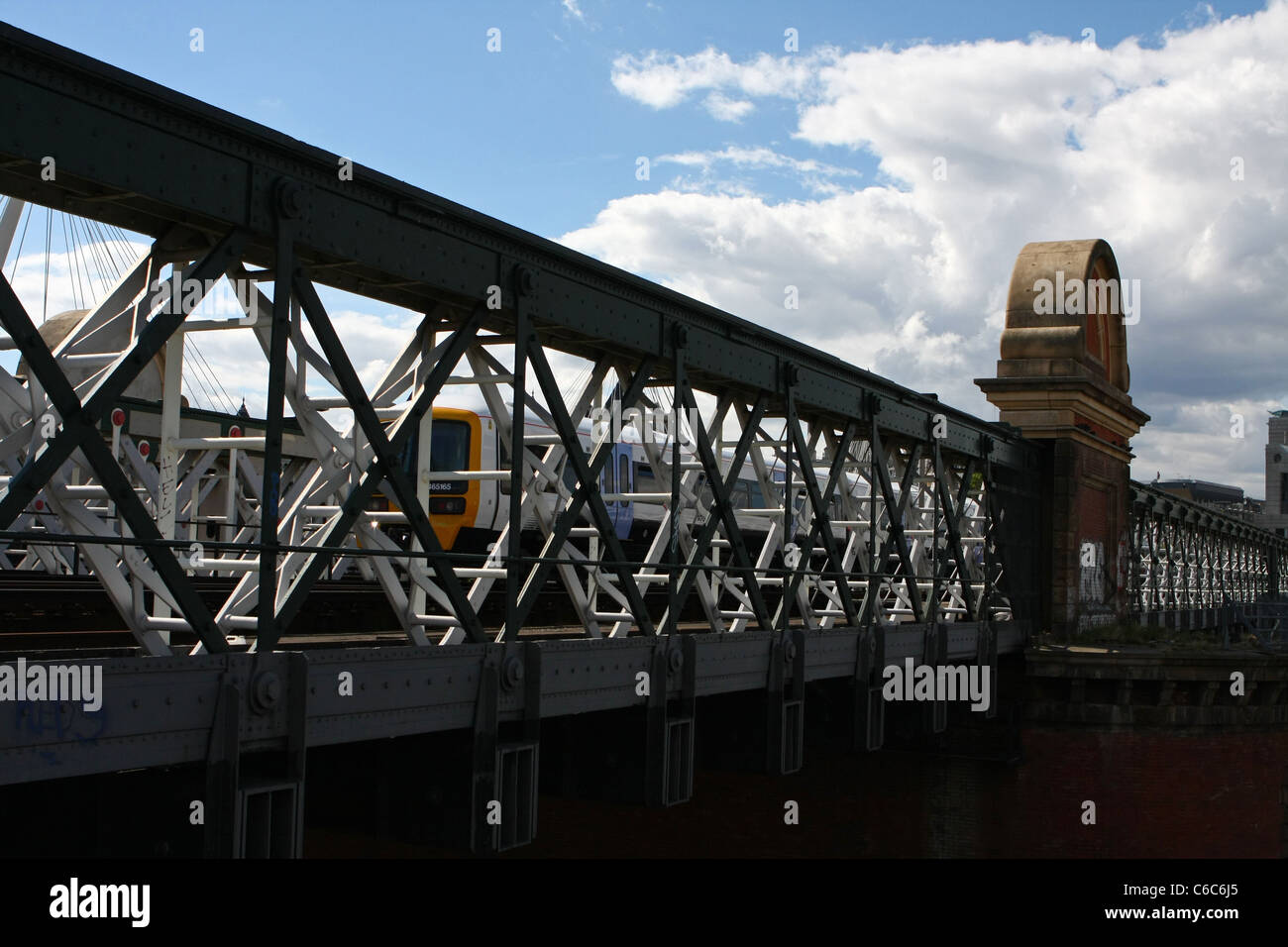 A train crossing Hungerford Bridge, London, England Stock Photo - Alamy