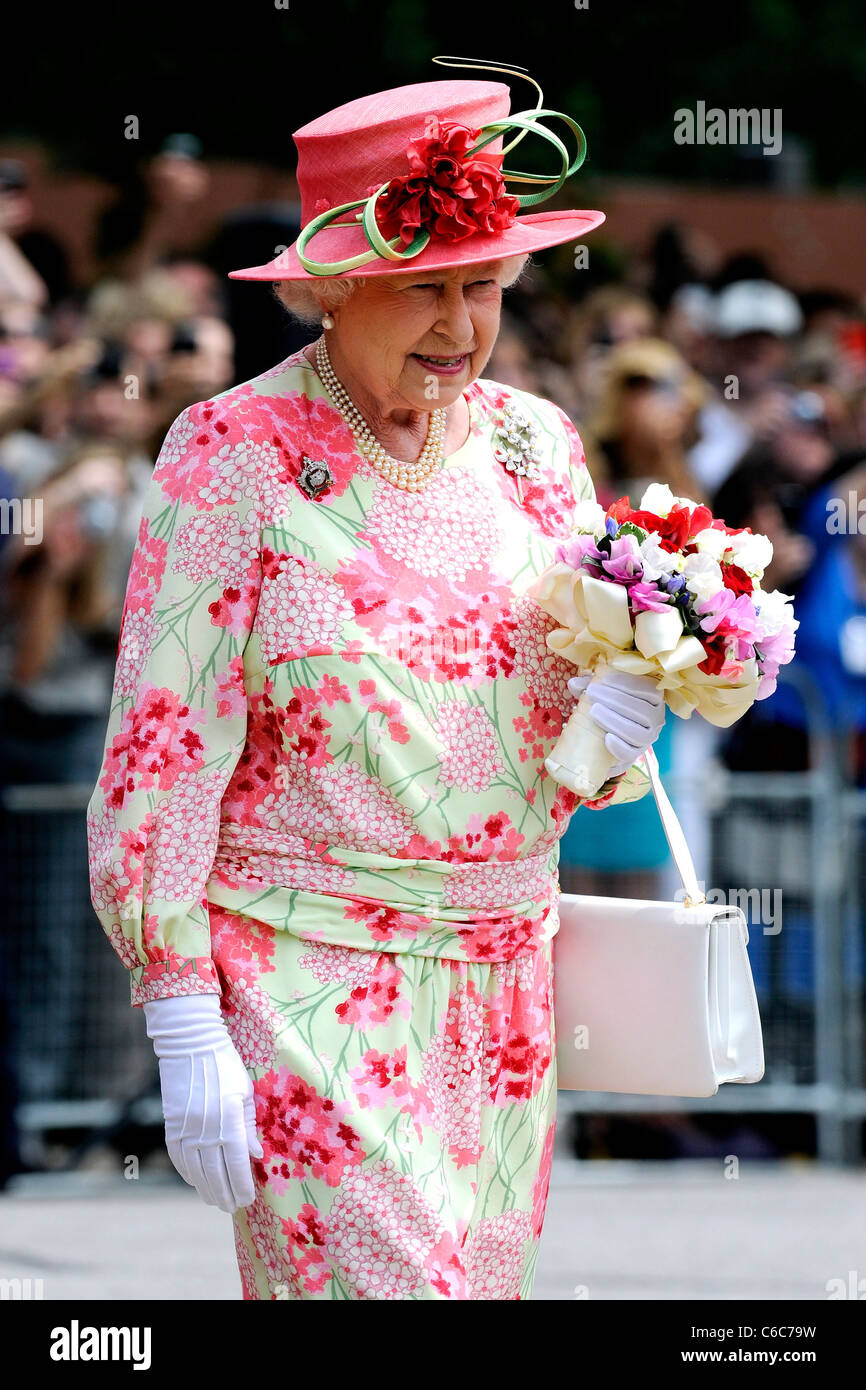 Queen Elizabeth II unveiling a commemorative plaque marking 150 years ...