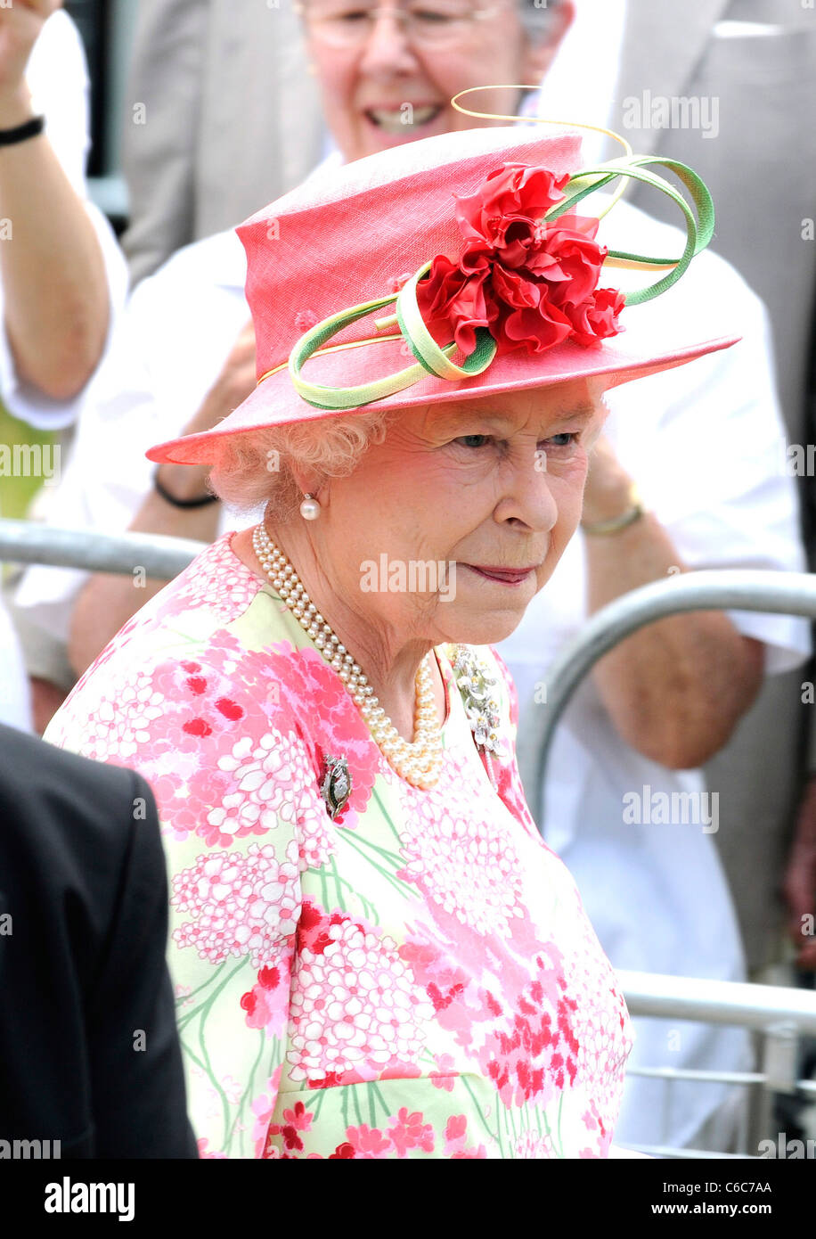 Queen Elizabeth II unveiling a commemorative plaque marking 150 years ...