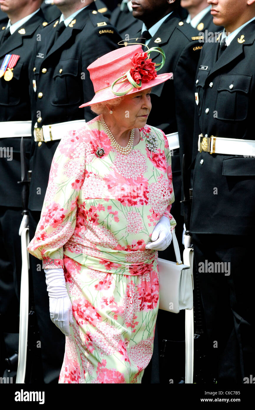 Queen Elizabeth II unveiling a commemorative plaque marking 150 years ...