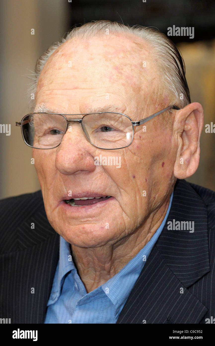 Hockey Hall of Fame goalie, Johnny Bower, makes an appearance at Sears ...