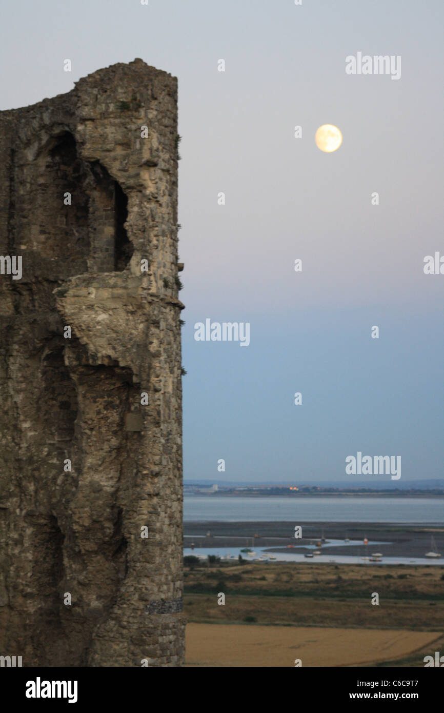 Moon over castle hi-res stock photography and images - Alamy