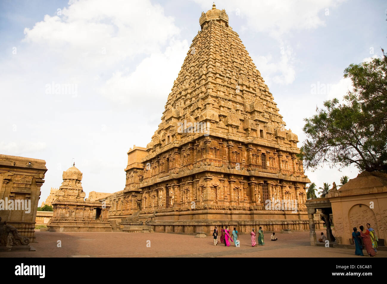 The Vimana (Temple Tower) at the Brihadeeswarar Temple Complex in Stock ...