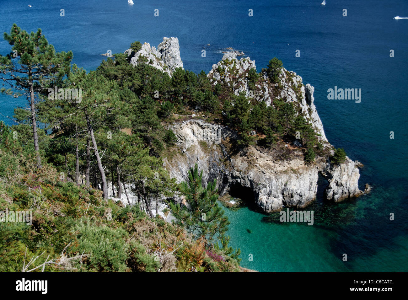 Virgin island (Ile Vierge), GR34 coastal path, Morgat bay, Crozon ...