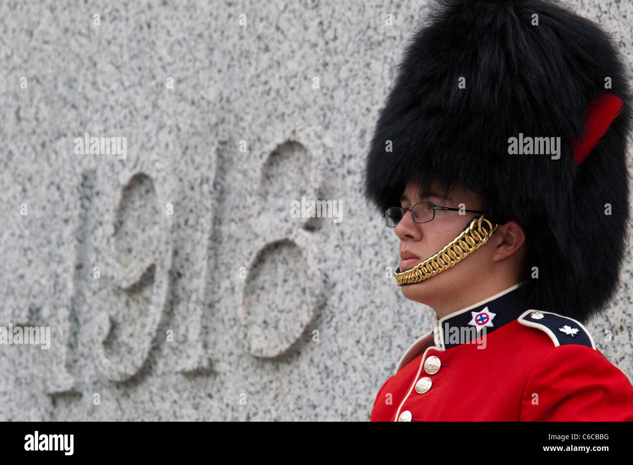 A soldier in the Canadian army on ceremonial duty at the WW1 monument ...