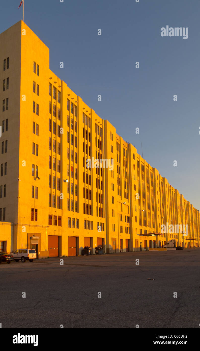 Empty terminal building hi-res stock photography and images - Alamy