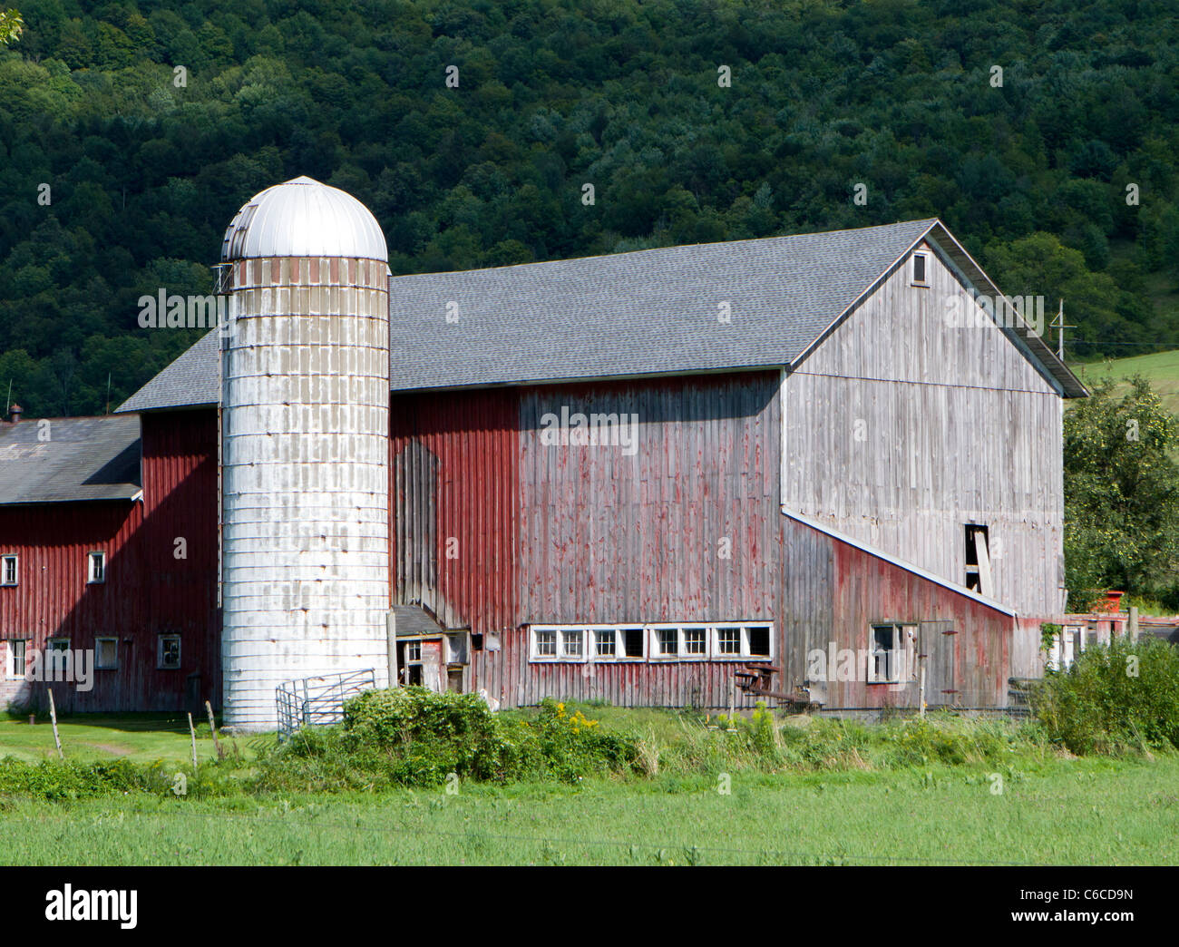 Red barn with a white silo Stock Photo - Alamy