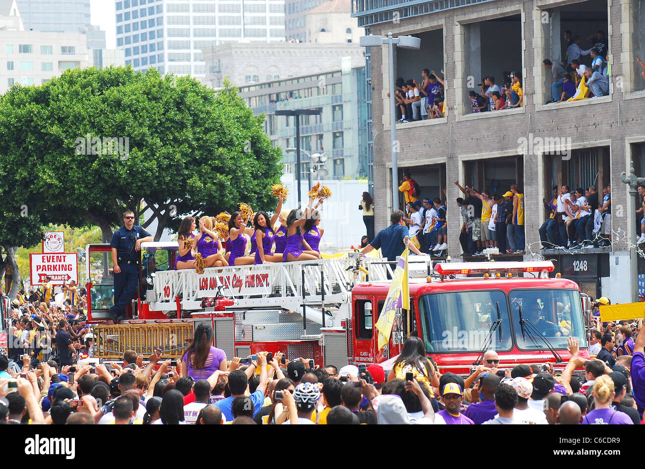 Fans gather in Downtown Los Angeles for the Lakers' Championship Parade ...