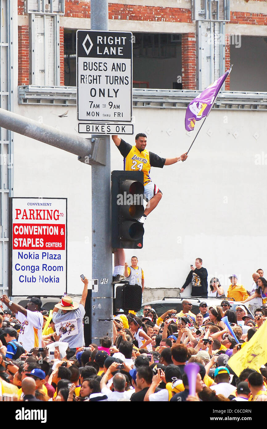 Fans gather in Downtown Los Angeles for the Lakers' Championship Parade ...