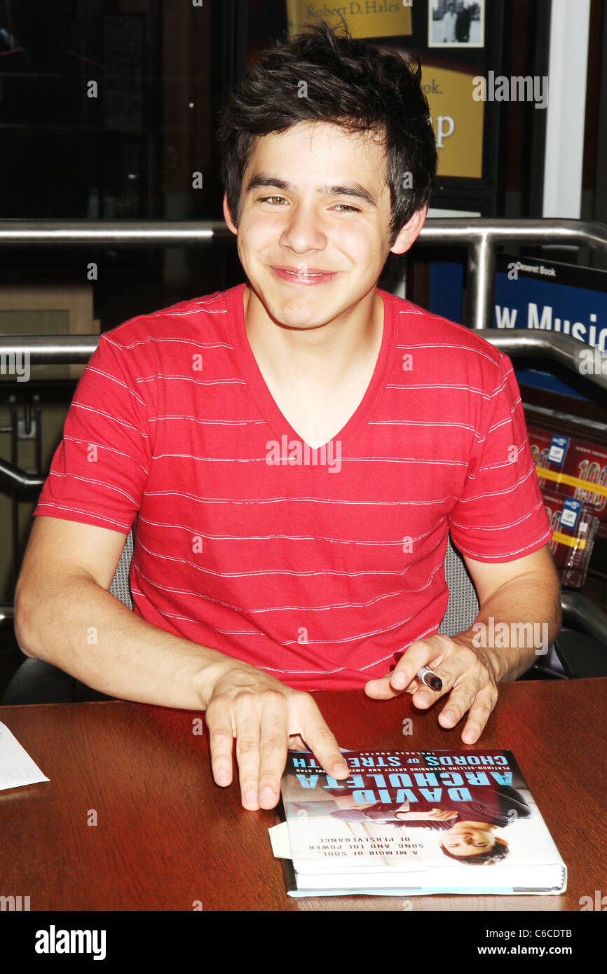 American Idol' runner-up David Archuleta performs and signs copies of ...