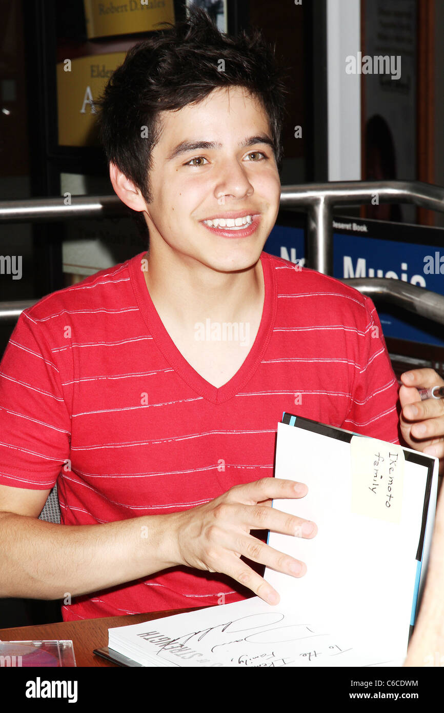 American Idol' runner-up David Archuleta performs and signs copies of ...