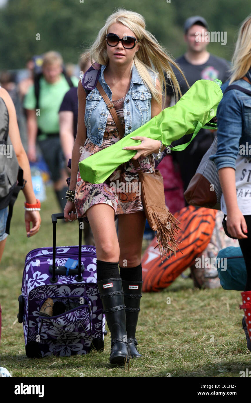 MUSIC FANS AT V FESTIVAL,CHELMSFORD,ESSEX Stock Photo - Alamy
