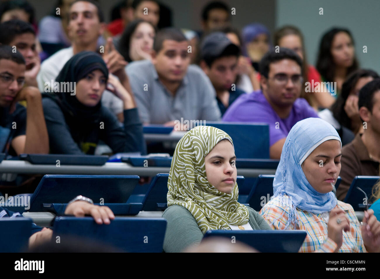 University uni female muslim hi-res stock photography and images - Alamy