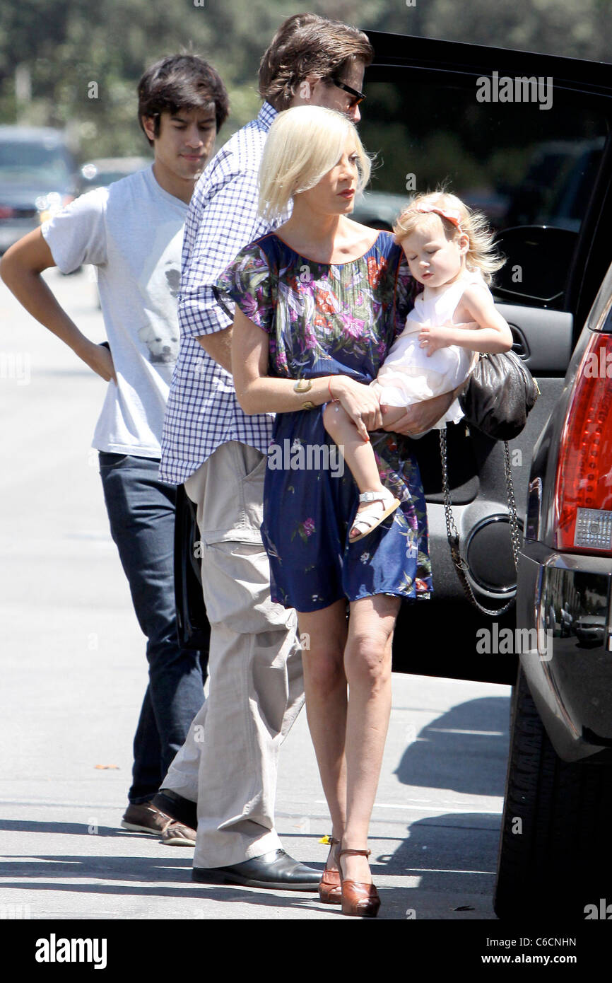 Dean McDermott, Tori Spelling and Stella McDermott Tori Spelling goes ...