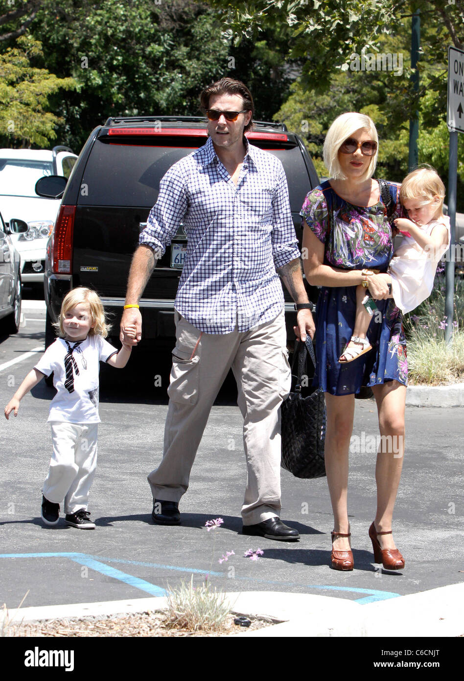 Liam McDermott, Dean McDermott, Tori Spelling and Stella McDermott Tori ...