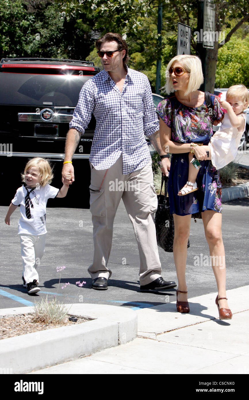 Liam McDermott, Dean McDermott, Tori Spelling and Stella McDermott Tori ...