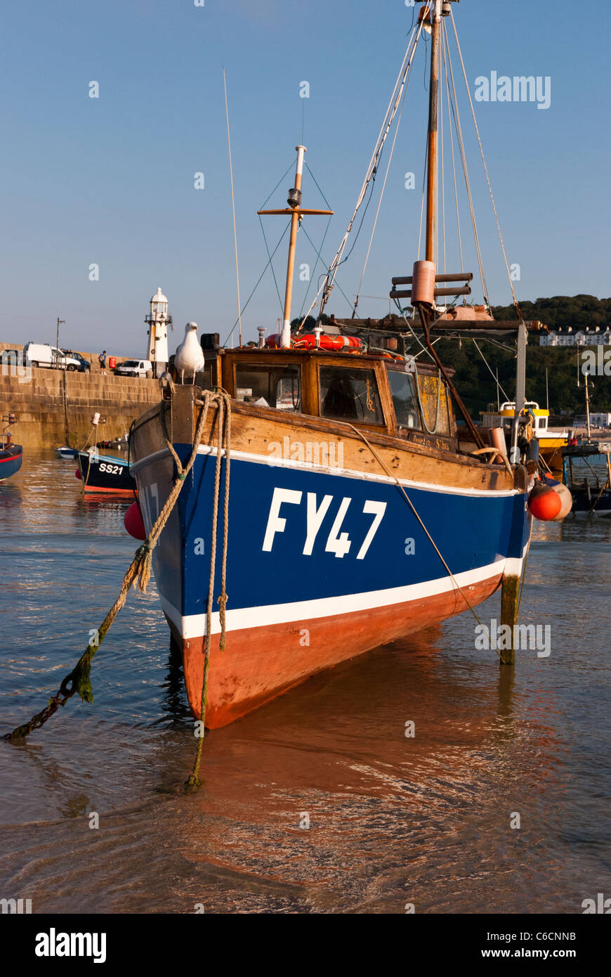 Fishing boat in cornish harbour hi-res stock photography and images - Alamy