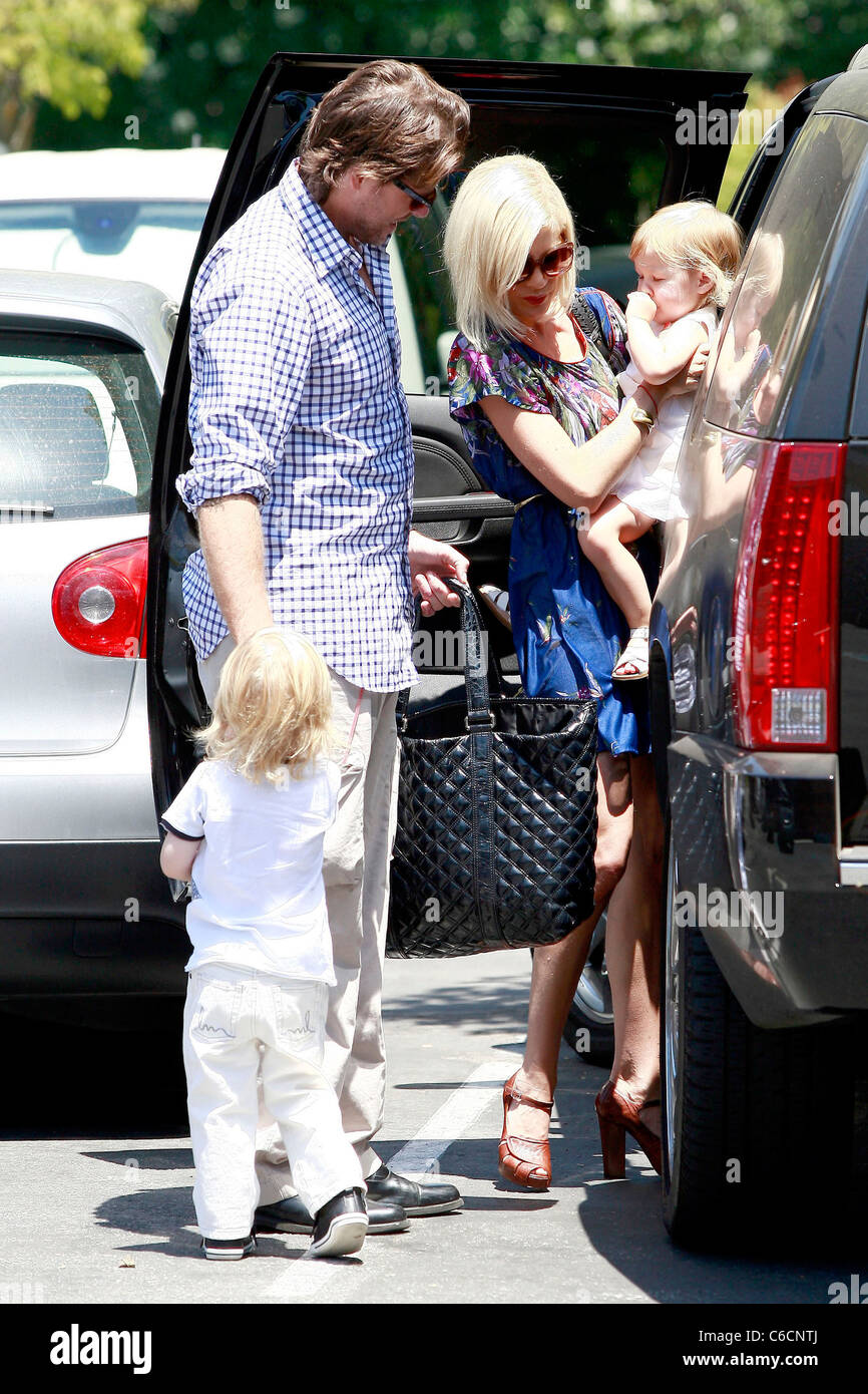 Liam McDermott, Dean McDermott, Tori Spelling and Stella McDermott Tori ...