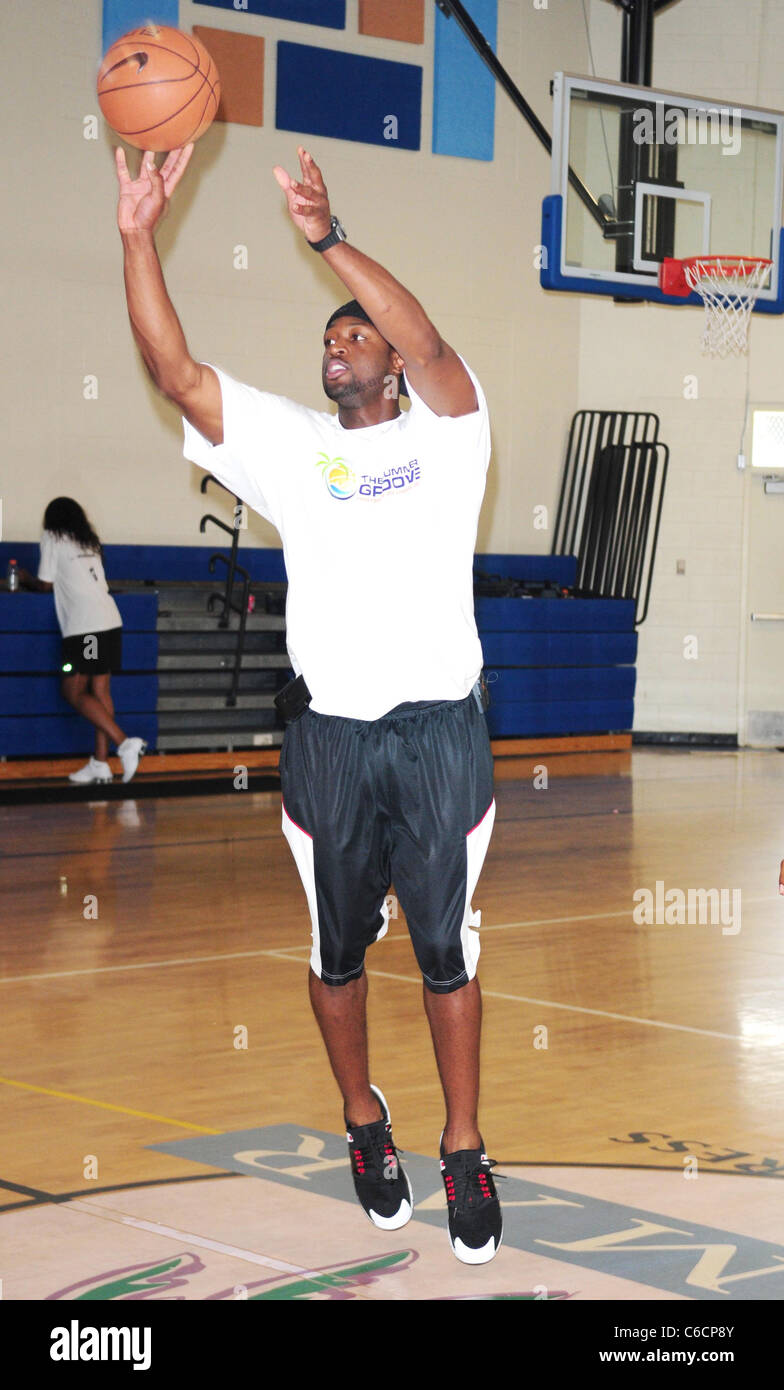 Dwayne Wade Dwayne Wade and Alonzo Mourning attend the ZSG Youth ...